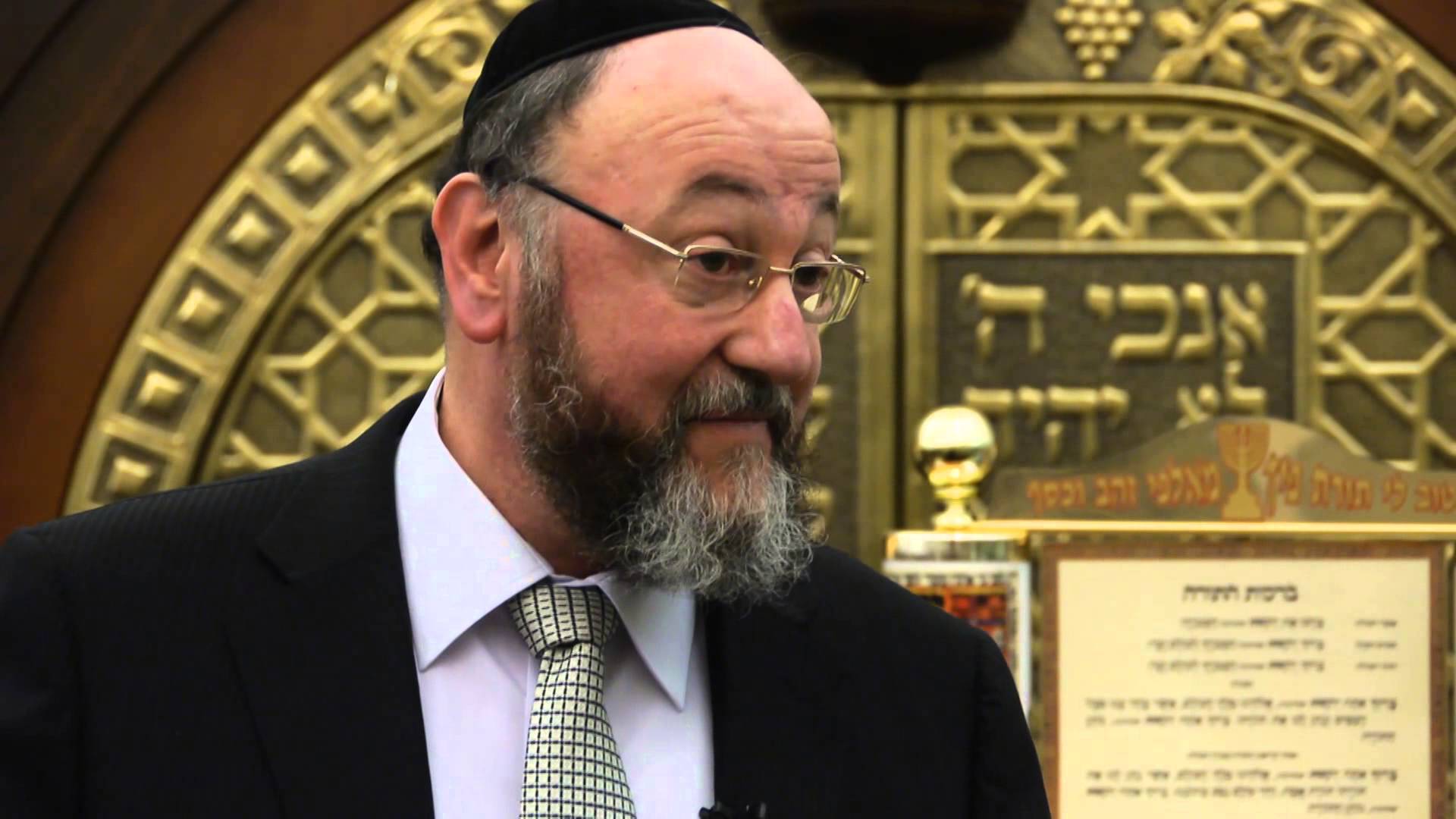UK's Chief Rabbi warns Jewish community to strictly follow government ...