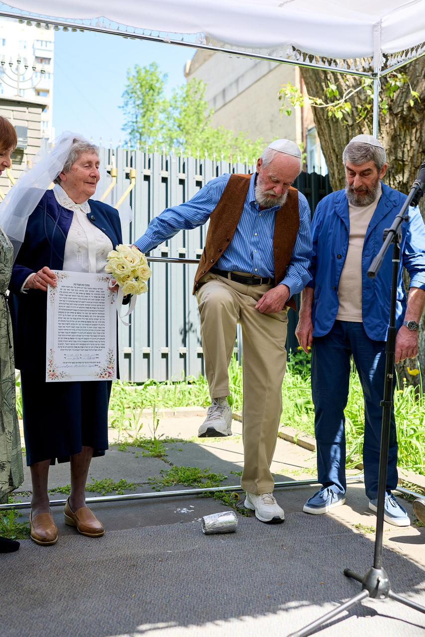 ollowing ceasefire, mass Jewish wedding held in Kiev, including a 92 ...